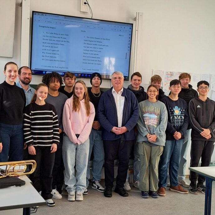 Im Gespräch mit Schülerinnen und Schülern – Präsident Dr. Schad besucht ...
